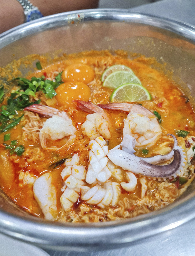 Antre Hingga Tengah Malam Demi Menu Mi Instan Tom Yum